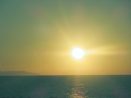 伊予灘に沈む夕日 2015年12月07日（月）: 伊予灘と赤橋（長浜大橋）の写真