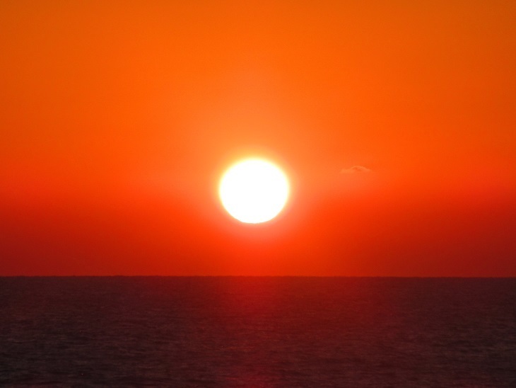 伊予灘に沈む夕日 2015年12月07日（月）: 伊予灘と赤橋（長浜大橋）の写真